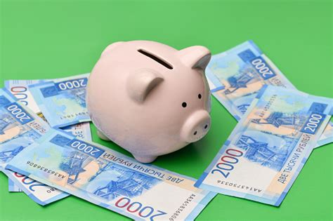 핑크 돼지 저금통 돼지의 모양에 녹색 배경에 센터에서 서 있고 러시아 돈 2 천 루블 가치 흩어져 가로 사진 2000년에 대한 스톡 사진 및 기타 이미지 Istock