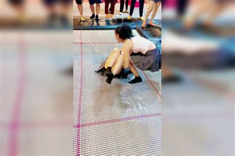 小姐姐挑战网红蹦床，眼前一幕，妹子咱轻点可以吗？蹦床妹子挑战