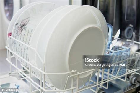 식기 세척기 트레이를 제자리에 놓고 자동 식기 세척 준비 익스프레스 식기 세척기에서 나온 요리 요리 청소 개념 0명에 대한 스톡 사진 및 기타 이미지 Istock
