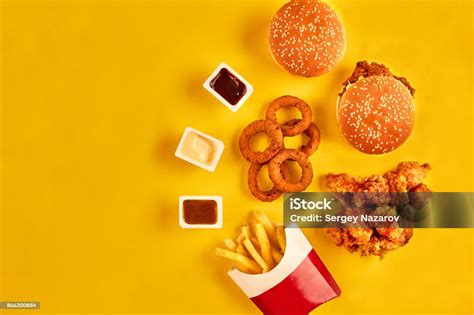 상위 뷰 햄버거 감자 튀김 및 노란색 바탕에 후 라 이드 치킨 텍스트에 대 한 공간을 복사 0명에 대한 스톡 사진 및 기타 이미지 Istock