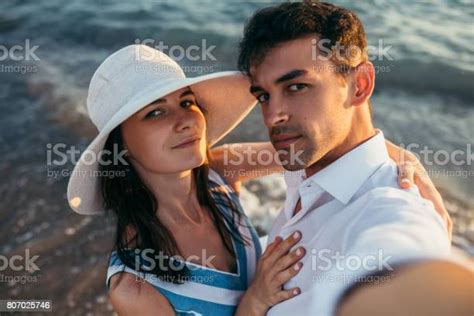 바다에서 행복 한 커플 허니문 열 대 휴가의 초상화 행복 한 바다 생활양식입니다 젊은 가족 남자와 여자 흰 모자에 바다에서 서로 즐길 수 있습니다 커플 사랑 여행에 로맨틱