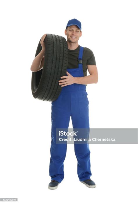 흰색 배경에 타이어전문 자동차 정비사의 전체 길이 초상화 35 39세에 대한 스톡 사진 및 기타 이미지 35 39세 기계공