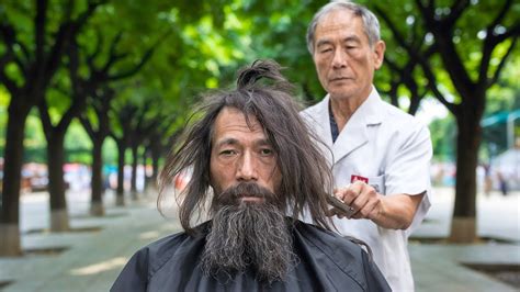 덥수룩한 수염과 긴 머리카락 속에 노인은 알아보지 못했지만 15년 전 실종된 자신의 아들의 머리를 깎고 있었습니다 Youtube