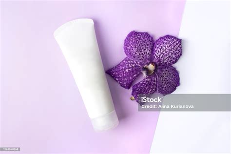 라일락 배경에 화장품 미용 제품 브랜딩 모형 공간을 복사합니다 크림 로션 젤 페이셜 폼 또는 스킨케어의 포장 0명에 대한 스톡 사진 및 기타 이미지 Istock