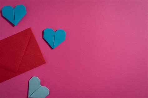 핑크 배경에 사랑에 빠진 커플을 위한 발렌타인 데이를 축하하기 위해 컬러 페이퍼로 만든 종이 접기 하트 0명에 대한 스톡 사진 및 기타 이미지 Istock