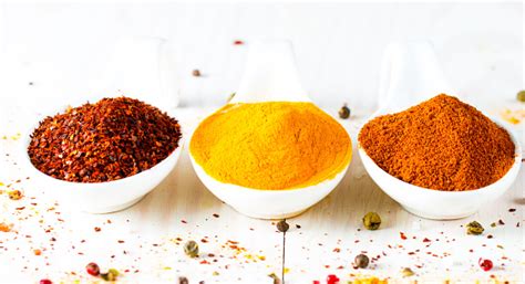 나무로 되는 숟가락에는 향신료 허브입니다 카레 사프란 심 황 로즈마리 계 피 마늘 고추 아니 스 나무 소박한 배경에 향신료와 허브의 컬렉션입니다 소금 파프리카입니다 공간에