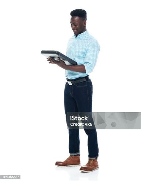 전체 길이 사이드 뷰 프로필 보기 1인 2029세 성인 잘생긴 사람 곱슬 머리 흑발 아프리카 민족 아프리카계 민족 세대 Z 남성