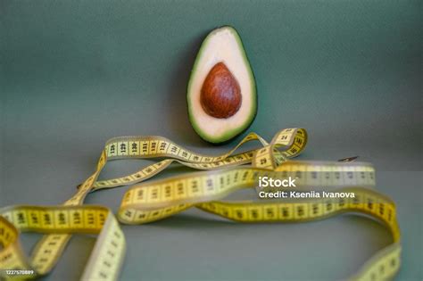 아보카도 반쪽은 측정 테이프 체중 감소의 힌트 체중 감소를위한 다이어트에 싸여 녹색 테이블에 누워 가냘픈에 대한 스톡 사진 및 기타 이미지 Istock