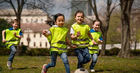 도시 공원에서 야외에서 축구를 하는 행복한 어린 아이들 그룹 교육 개념을 학습한다 사진 Unsplash의 도시 이미지