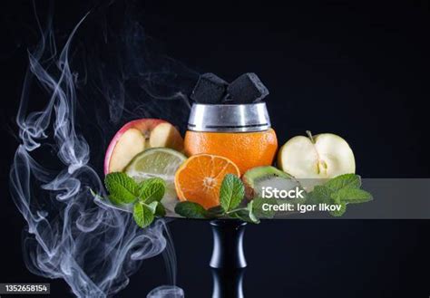 오렌지 사과 라임 귤 코코넛 숯과 검은 색 배경에 연기와 칼라우드 민트와 후카에 대한 과일 그릇 0명에 대한 스톡 사진 및 기타 이미지 Istock