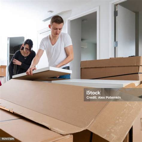 새 아파트에 입주 하는 가족 젊은 30 세 남자와 십 대 소녀 Unboxing 하 고 가구를 조립 이주 개념에 대한 스톡 사진 및 기타 이미지 Istock