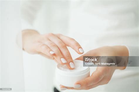 손 피부 관리입니다 여성 손 크림 튜브를 들고 자연 매니큐어 손톱 화장품 핸드 크림을 적용 하는 부드러운 실크 건강 한 피부에 아름 다운 여자 손 클로즈업 깨끗한에 대한