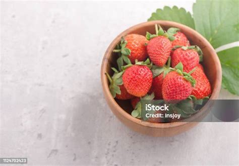 건축 구체적인 배경 근접 촬영 Topview Copyspace에 고립 된 아름 답 고 맛 있는 딸기의 그릇 0명에 대한 스톡 사진 및 기타 이미지 Istock