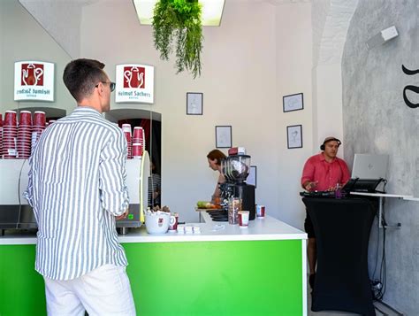 L EROTIC STREET BAR MJESTO GDJE SE SUSREĆU DOBRA KAVA UKUSNI OBROCI I OSVJEŽAVAJUĆI KOKTELI