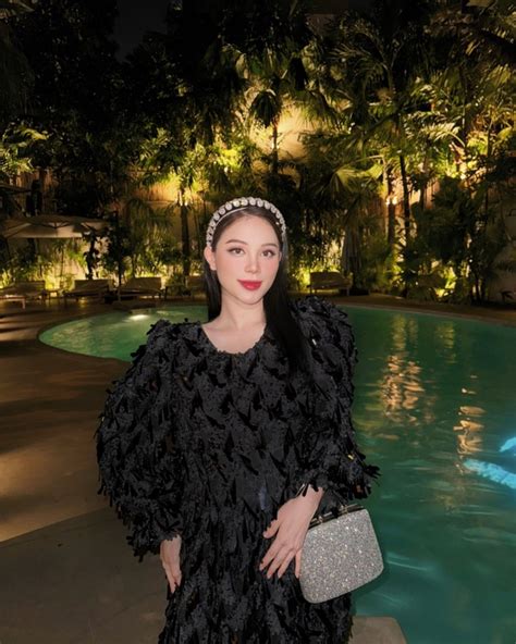 Linh Rin Khoe ảnh đặt Tay Lên Bụng Xác Nhận Mang Bầu Một Cách Tinh Tế