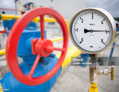 모니터 상태에 대 한 석유와 가스 생산 공정에서 압력 게이지 0명에 대한 스톡 사진 및 기타 이미지 0명 강철 계기판 측정기 Istock