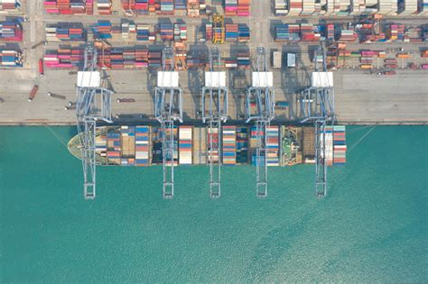 수출 및 수입 사업 및 물류컨테이너선 크레인으로 항구에화물을 운송 물 수송 국제 공중 보기 및 상단 보기 0명에 대한 스톡 사진 및 기타 이미지 Istock