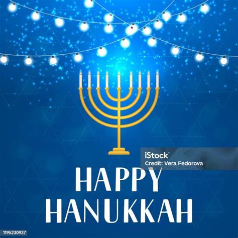 파란색 배경에 문자열 조명과 메노라 촛불 해피 하누카 손 문자 유대인 휴일 인사말 카드 배너 축하 포스터 전단지 엽서 초대장 등을위한 벡터 템플릿 공휴일에 대한 스톡 벡터