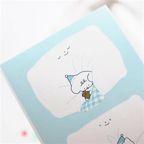 포포 너무 귀엽게 나온 덤 스티커 😖🤍 큰 베개위를 좋아하는 물건으로 가득 채워보세요 귀여운 곰인형도 좋고 달콤한 사탕도