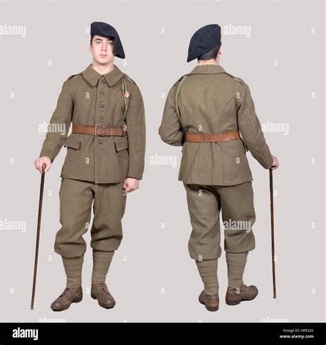 Un Soldat Français En 1940 Uniforme Vues Avant Et Arrière Photo Stock