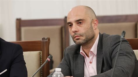 Комисията за защита на потребителите няма да атакува по скъпите такси на мобилните оператори