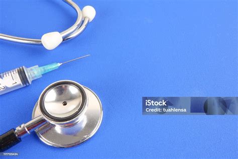 청진기 청진기와 의료 개념 파란색 배경에 고립 된 주사기 공간 복사 0명에 대한 스톡 사진 및 기타 이미지 0명 개념 건강관리와 의술 Istock