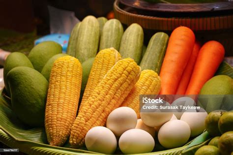 나무 바구니 오이 당근 옥수수 망고 소금에 절인 계란 파파야 샐러드 가게 태국에서 인기 있는 메뉴에 바나나 잎에 채소와 과일 솜 탐 재료 태국 길거리 음식 0명에 대한 스톡