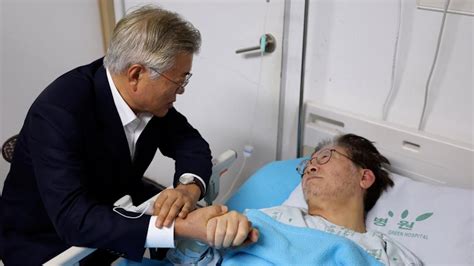 韩国前总统文在寅医院探望李在明：握手抚发安慰，劝说停止绝食文在寅李在明韩国新浪新闻