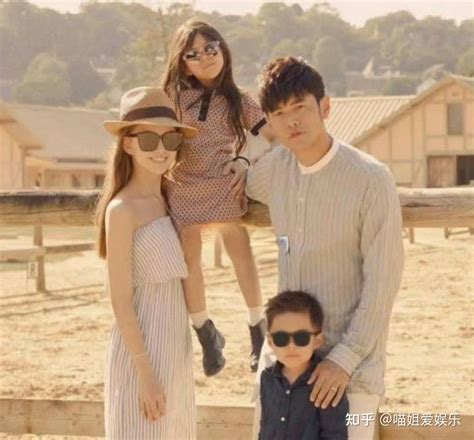 周杰伦儿子正面照曝光，鼻子嘴巴像爸爸，与妈妈合影帅气又可爱 知乎