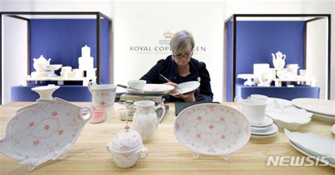한국로얄코펜하겐 뉴 컬러 론치 기념 핸드페인팅 과정 공개