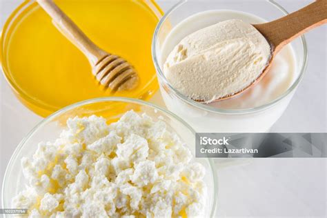낙농 제품과 나무 칼 꿀입니다 코 티 지 치즈 사 우 어 크림 흰색 배경 평면도에 크림 채식주의 대 한 다른 천연 제품입니다 건강 한 음식입니다 공간 복사 0명에 대한 스톡