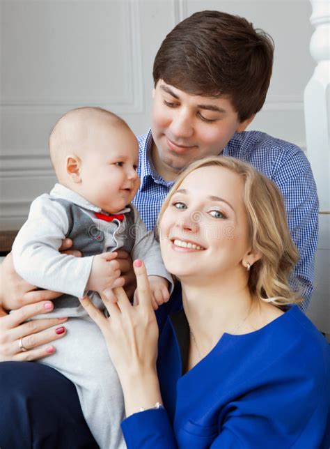 Retrato De Una Familia Feliz Foto De Archivo Imagen De Adulto