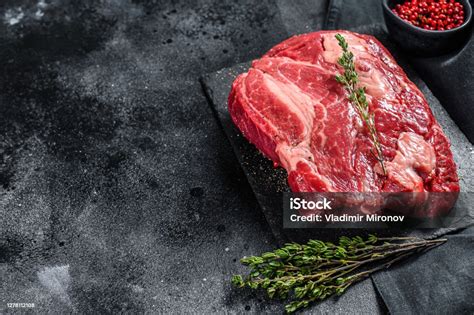 신선한 생 고기 프라임 블랙 앵거스 척 롤 스테이크 검은 색 배경 맨 위 보기입니다 복사 공간 날것에 대한 스톡 사진 및 기타 이미지 Istock