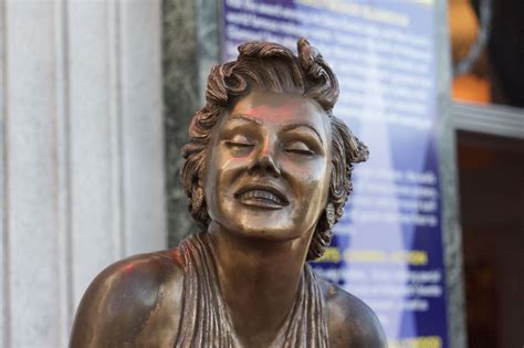 30 Most Beautiful American Actresses Celebrating The