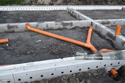 새로운 설치된 배관 시스템 하수도 라인은 건설 현장에 개발 및 장착 새로운 오렌지 Pvc 플라스틱 배수 파이프 튜브 0명에 대한