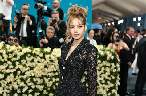 ეცვა თუ არა Lisa ს როზა პარკსის გამოსახულებიანი თეთრეული Met Gala ზე დიზაინერების გუნდმა