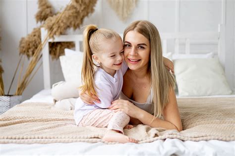 엄마와 딸은 침대에서 집에서 놀고 포옹하고 키스하고 라이프 스타일 젊은 엄마와 아이의 부드러운 관계 행복한 가족과 모성 2 3 살에 대한 스톡 사진 및 기타 이미지 Istock