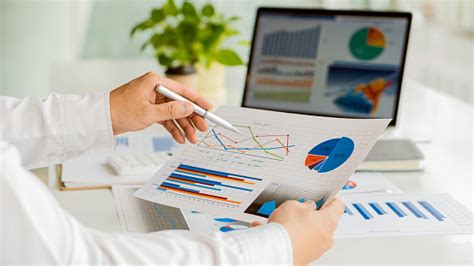 사업가는 사무실에서 노트북과 현대 계산기로 소득 차트와 그래프를 분석합니다 전략적 아이디어 가격에 대한 스톡 사진 및 기타 이미지 Istock