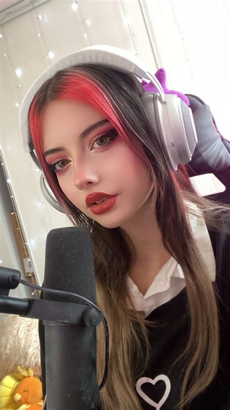 Julia Burch On Twitter Liveeeeee Come Hang Out With Me Https Twitch Tv Juliaburch