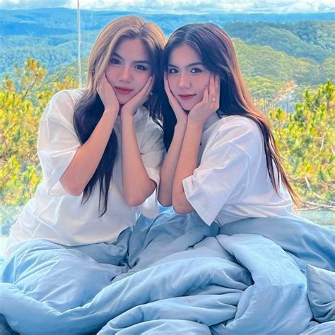 Hội chị em song sinh đa tài gây bão với vẻ ngoài nóng bỏng Báo Dân trí