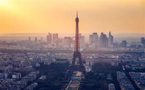 파리 에펠탑 라 디펜스 비즈니스 지구의 탁 트인 공중 전경 일몰에 파리의 공중 보기입니다 에펠 탑과 라 디펜스와 파리 스카이 라인의 파노라마 전망 파리 프랑스 거리에 대한