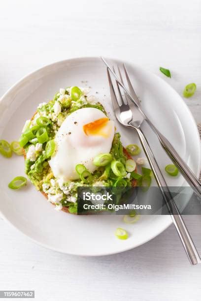 데친 달걀과 페타 치즈를 곁들인 아침 아보카도 샌드위치 건강한 식생활에 대한 스톡 사진 및 기타 이미지 건강한 식생활 골파 그리스 음식 Istock