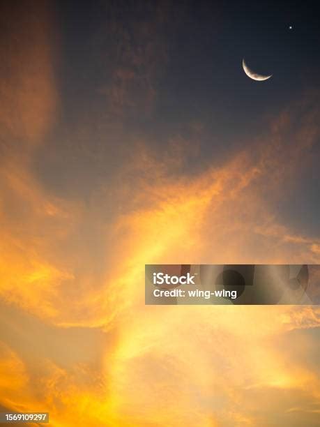 라마단 이슬람 일몰 하늘 초승달 빛 밤 배경 무슬림 라마단 아라비아 이슬람 인사말 풍경 아랍 여름 이드 카림 거룩한 스카이라인 아랍 라마잔 무바라크 두아 0명에 대한 스톡