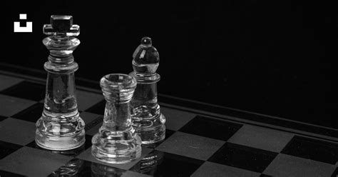흑백 체크 무늬 테이블에 투명 유리 체스 조각 사진 Unsplash의 무료 검정 이미지