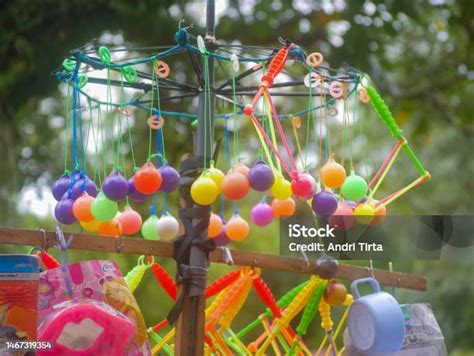 인도네시아 말랑 2023년 2월 5일 말랑 시티 광장에 매달린 위치에 다양한 색상의 라토 라토 장난감 판매자의 모습 라토 라토 게임 0명에 대한 스톡 사진 및 기타 이미지