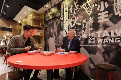 昔海外巡演學各語言「乾杯」 今成林昶佐宴外賓秘密武器 Beanfun