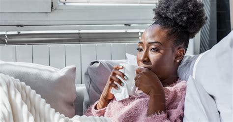 집에서 아픈 날 아프리카 계 미국인 여성은 콧물과 감기에 걸렸습니다 기침 감기나 독감에 걸린 아름다운 젊은 여성의 근접 촬영 목구멍에 통증을 느끼는 건강에 해로운