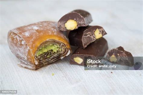 흰색 나무 바탕에 피스타치오와 동부 터키 과자 피스타치오와 향기로운 라바 초콜릿 과자입니다 가루로 빻은에 대한 스톡 사진 및 기타 이미지 Istock