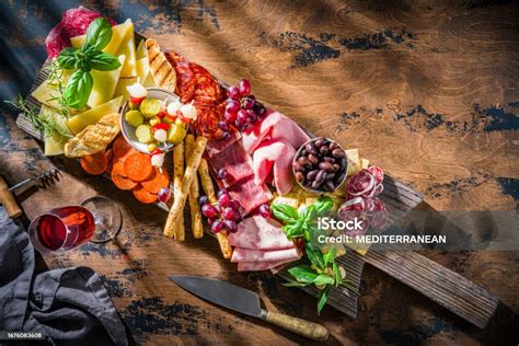 지중해식 애피티케이터 나무 보드 콜드 컷 고기 샤퀴테리와 레드 와인을 곁들인 치즈 다양에 대한 스톡 사진 및 기타 이미지 다양 0명 건조 식품 Istock