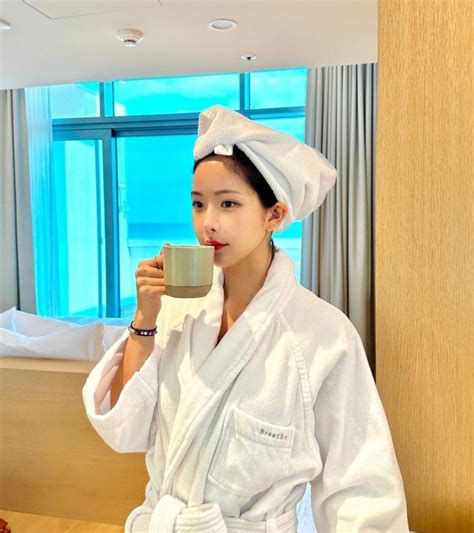 조현영 호캉스 근황배스로브→비키니 자태